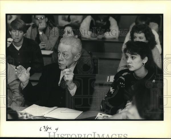 1990 Press Photo Fred Greer makes a point in his Political Science cla ...