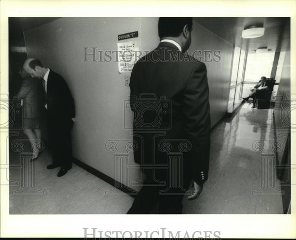 1993 Press Photo Attorneys outside state district Judge Alan Green's o ...