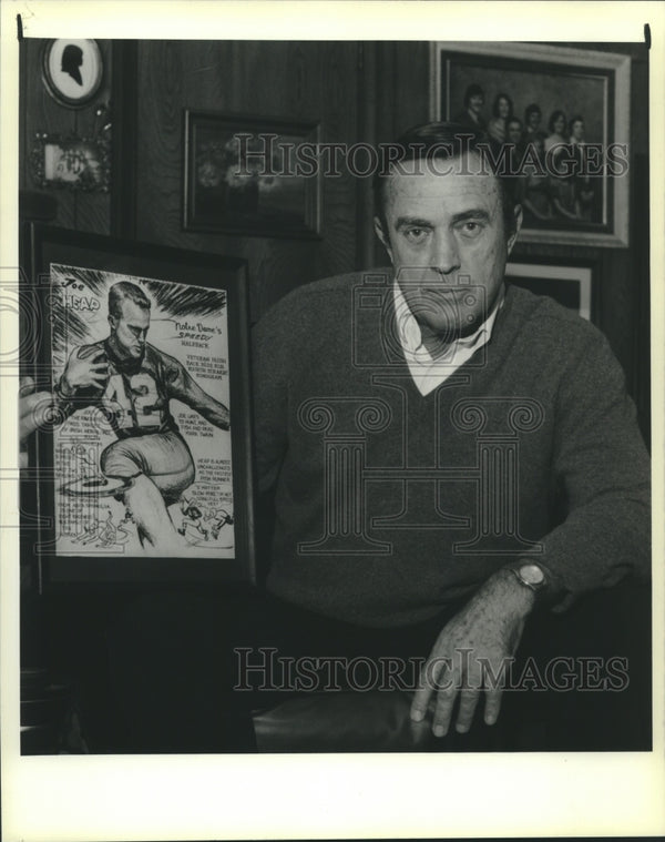 1989 Press Photo Joe Heap shows picture of him as the halfback at Notr ...