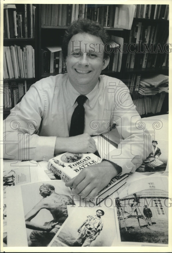 1990 Press Photo Joseph Glatthaar with his book Forged in Battle ...