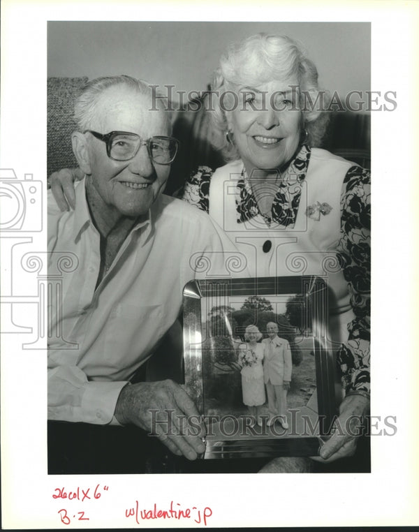 1994 Press Photo Mr. and Mrs. J.B. Hanks, residents of Wynhoven Apartm ...