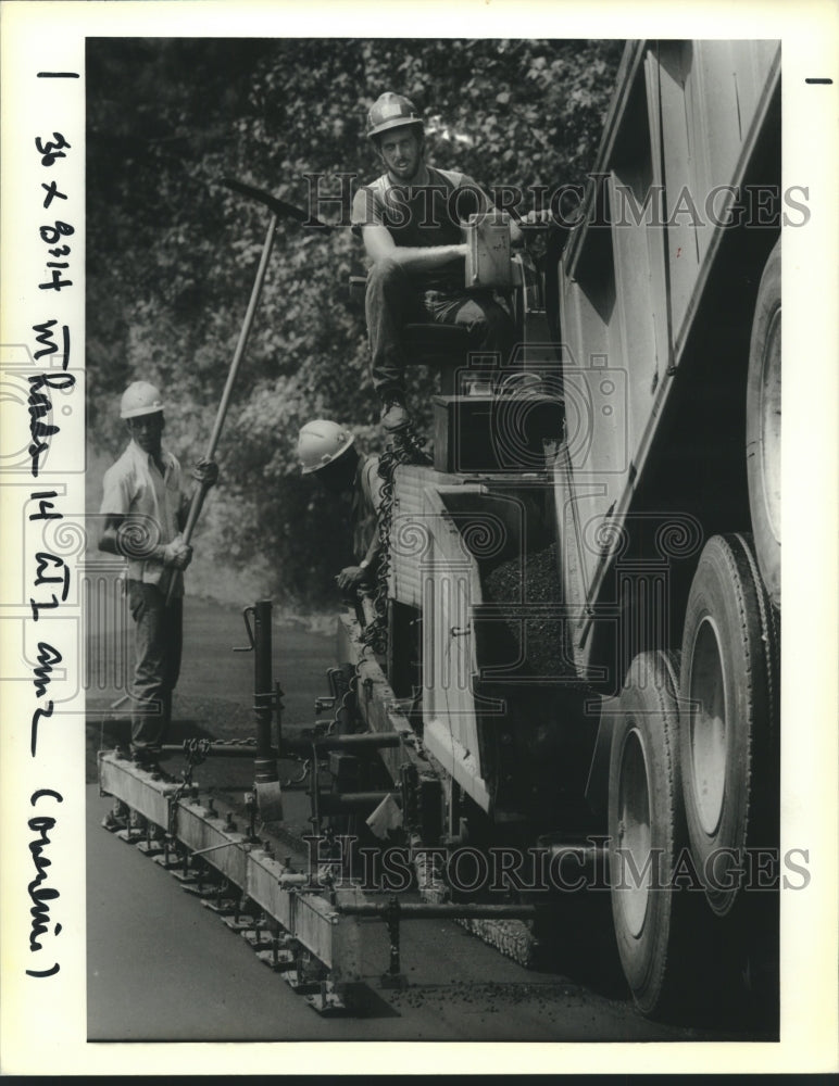 1989 Press Photo Ricky Mitchell operates paving machine on Harrison Ro ...