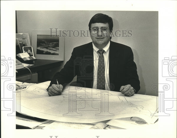 1989 Press Photo George Groh, architect for the airport project in Ken ...