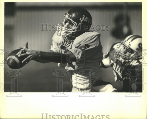 1988 Press Photo Jesuit receiver Jeff Hayman hangs onto pass , footbal ...