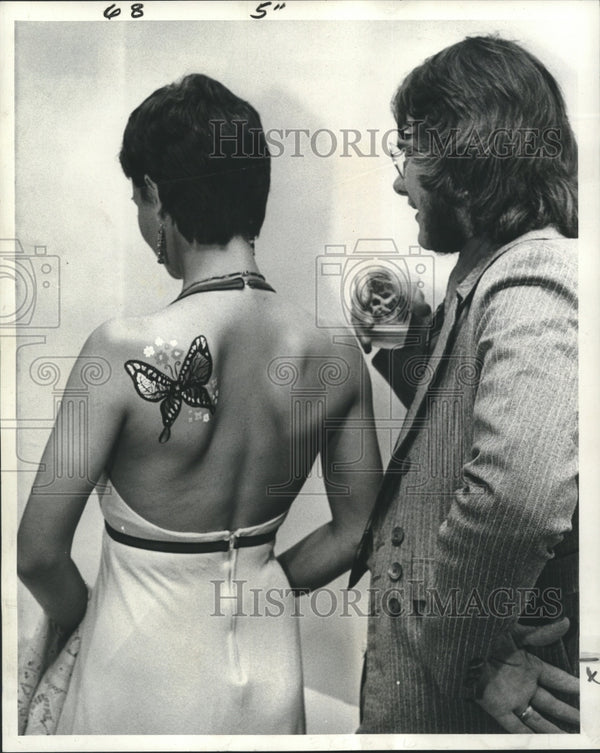 1974 Press Photo Artist Danny Frolich admires his work on his wife's s ...