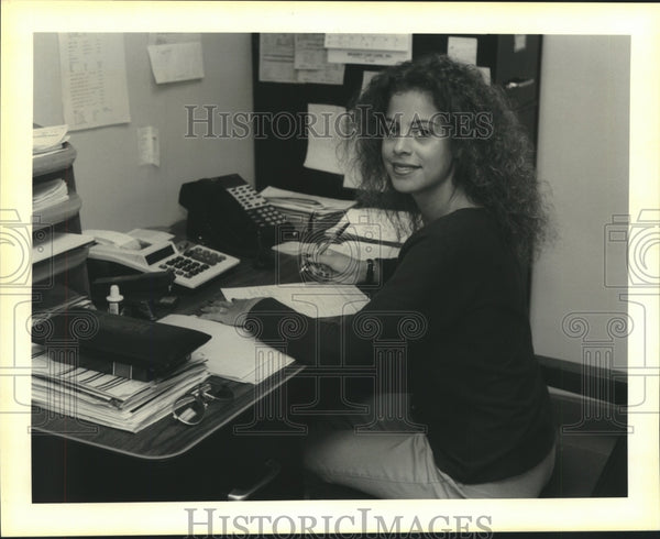 1993 Press Photo Mandy Hill at Goodyear Tire and service center on Par ...