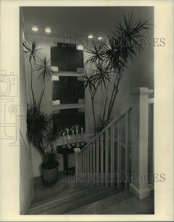 1989 Press Photo The staircase is dramatic in its simplicity. - nob347 ...