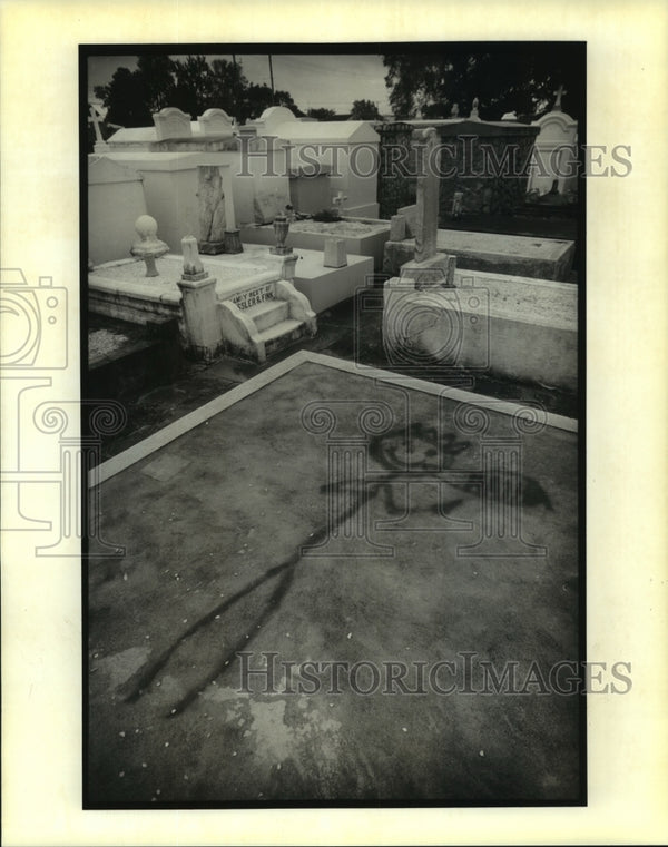 1994 Press Photo The Hook & Ladder Cemetary in Gretna- Vandalized ...