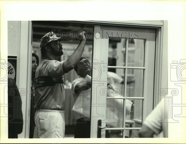 1993 Press Photo Gilbert and Laura Copeland look at windows at Home Fe ...