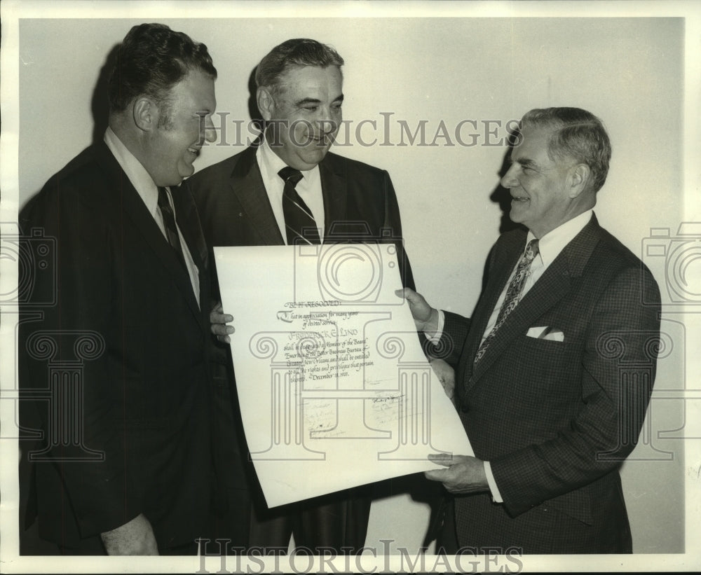 1971 Press Photo Fred Lind honored by the members of the Better Busine ...