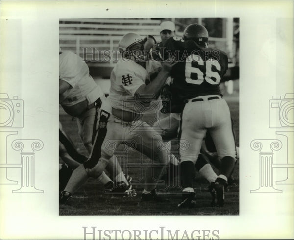 1995 Press Photo Football-#53 Emile Picarella of Holy Cross against St ...