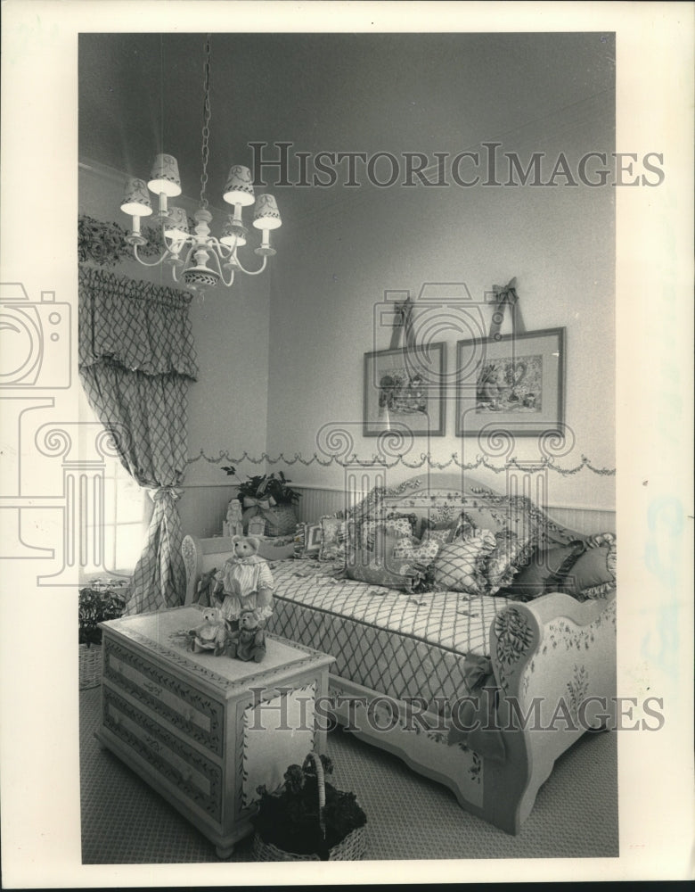 1988 Press Photo Home Focus - A girl's bedroom, pretty but not childis ...