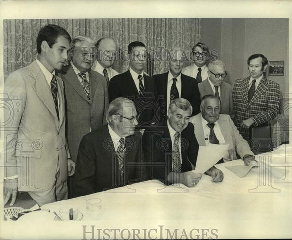 Press Photo Good Provider Committee members to visit various sections ...