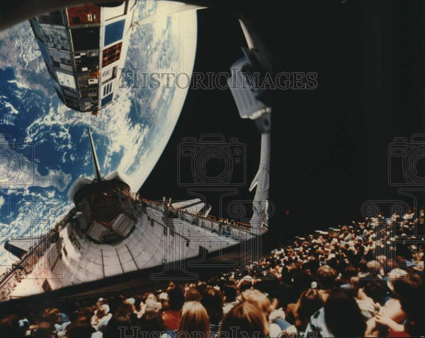 1995 Press Photo Hundreds of viewers on the first showing of the IMax ...