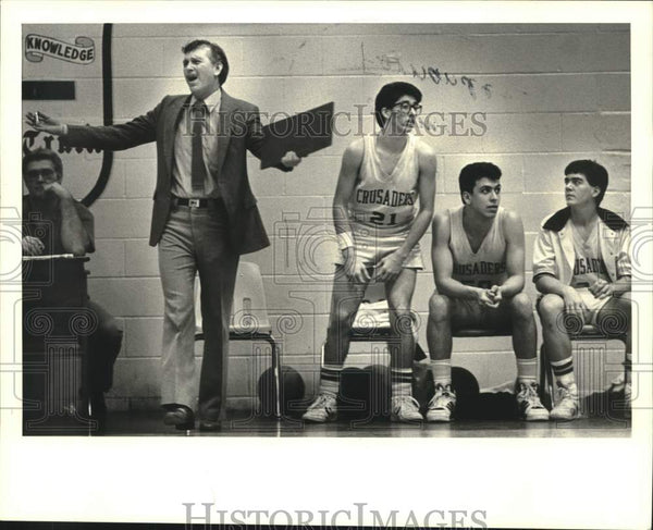 1988 Press Photo Basketball Coach Terry Jamison Reacts to Team;s Misse ...