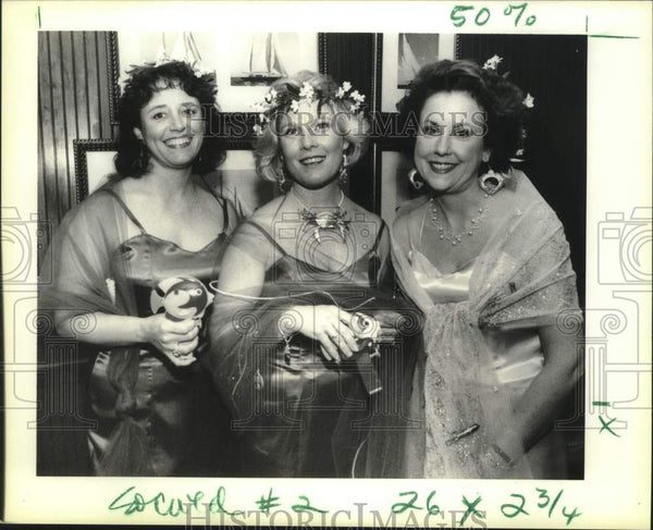 1990 Press Photo Susan Bennett, Nina Whittaker, Nancy Higgins at an ev ...