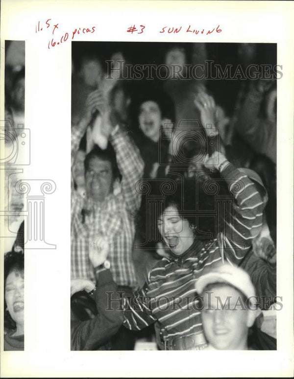 1990 Press Photo Townspeople from Independence cheer for their footbal ...