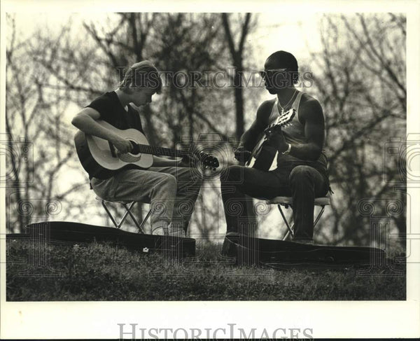 1987 Press Photo Robert McCue jamming with musician and composer Charl ...
