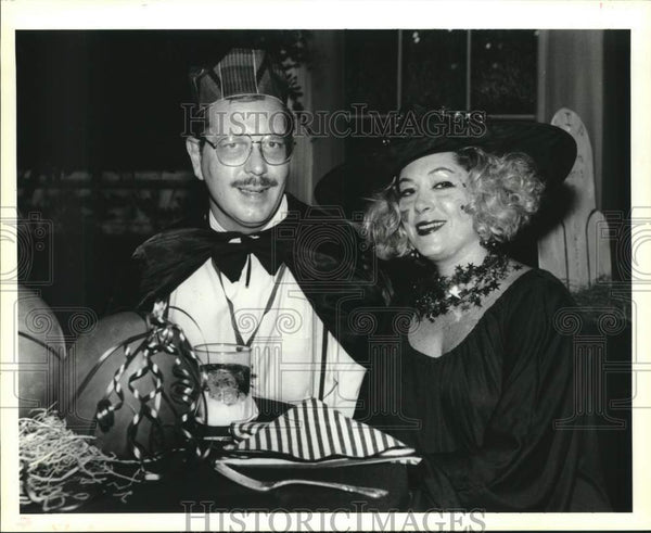 1993 Press Photo Paul Gillin, Lainey Jones in costume - EENT Event ...