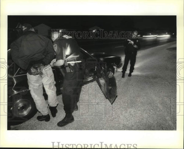 1992 Press Photo JPSO Street Crimes unit checks identification of man ...