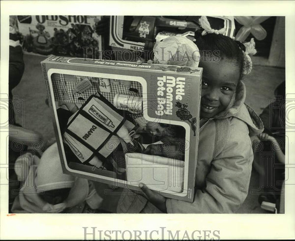 1986 Press Photo Natasha Lemieux with new toy-Jefferson Parish Doll ...