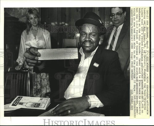 1988 Press Photo Roy Isaac displays Twin Trifecta ticket that won payo ...