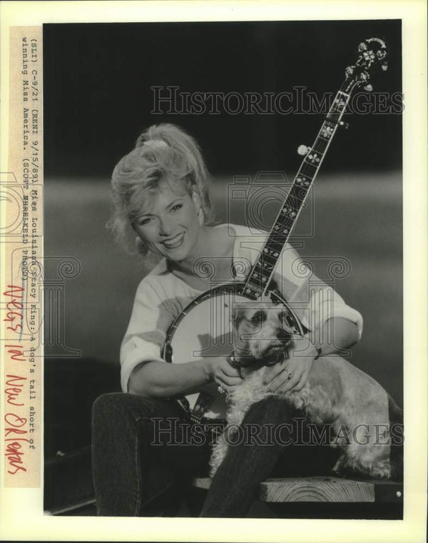 1989 Press Photo Miss Louisiana Stacy King with her banjo and dog ...