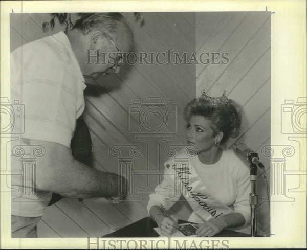 1989 Press Photo Edward Rupert chats with Miss Louisiana Stacy King of ...