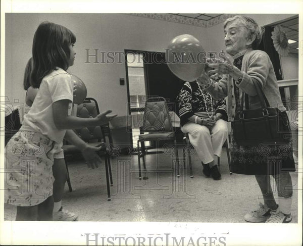 1987 Press Photo Katie Lynn and Gabrielle Gaby at Jefferson Healthcare ...