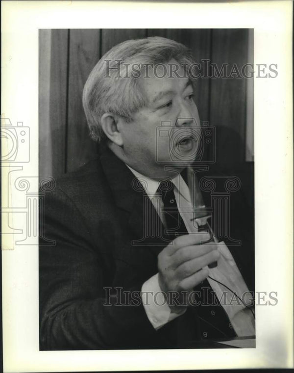 1989 Press Photo Sheriff Harry Lee holds a knife taken from a 13 year ...