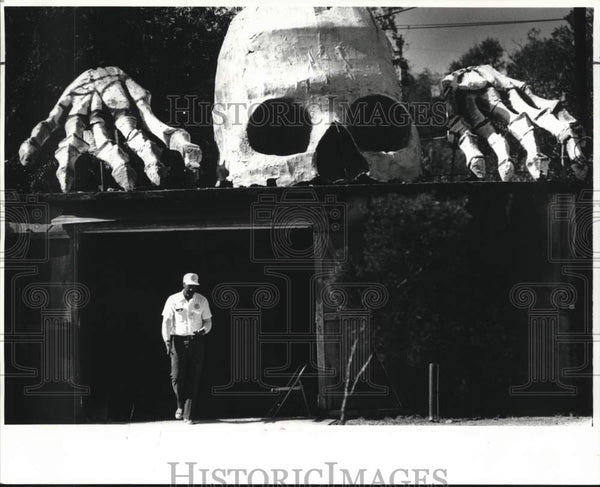 1987 Press Photo Elmo Lee, foreman for the City of Kenner Recreation D ...