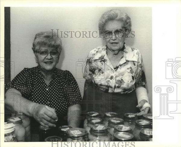 1990 Press Photo Eleanor King and her sister Ida prepare preserves for ...