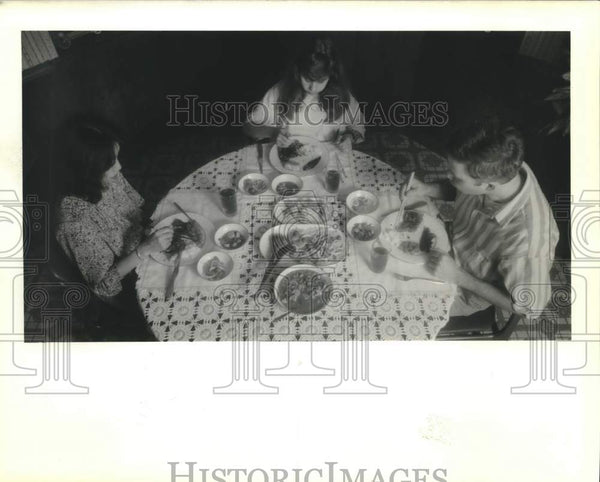1989 Press Photo Edward Ireland and family prepare Japanese-American m ...