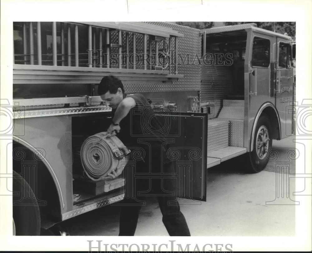 1990 Press Photo Kenner fireman Ronnie Scharwath, checking the spare h ...