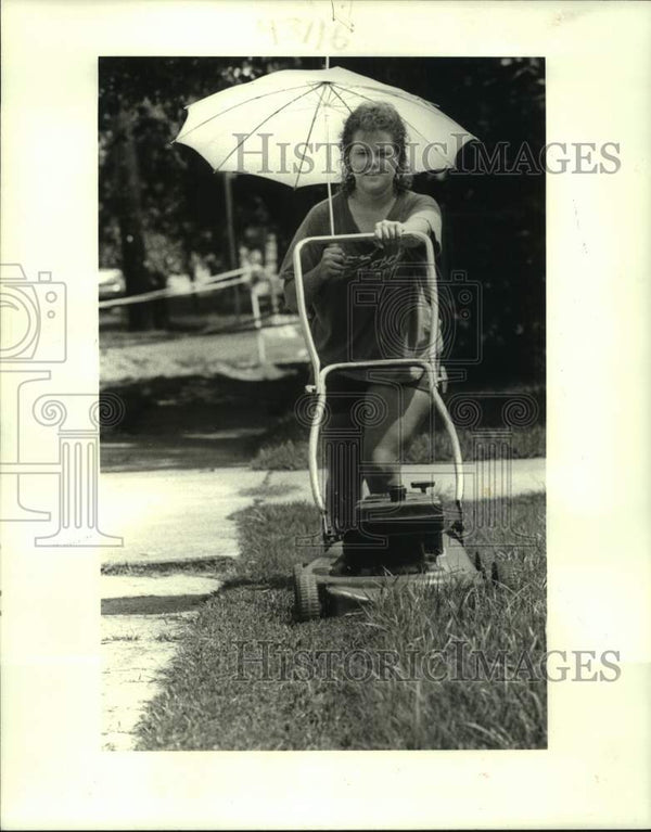 1986 Press Photo Stacey Sivori cutting grass on Bonnabel Blvd with an ...
