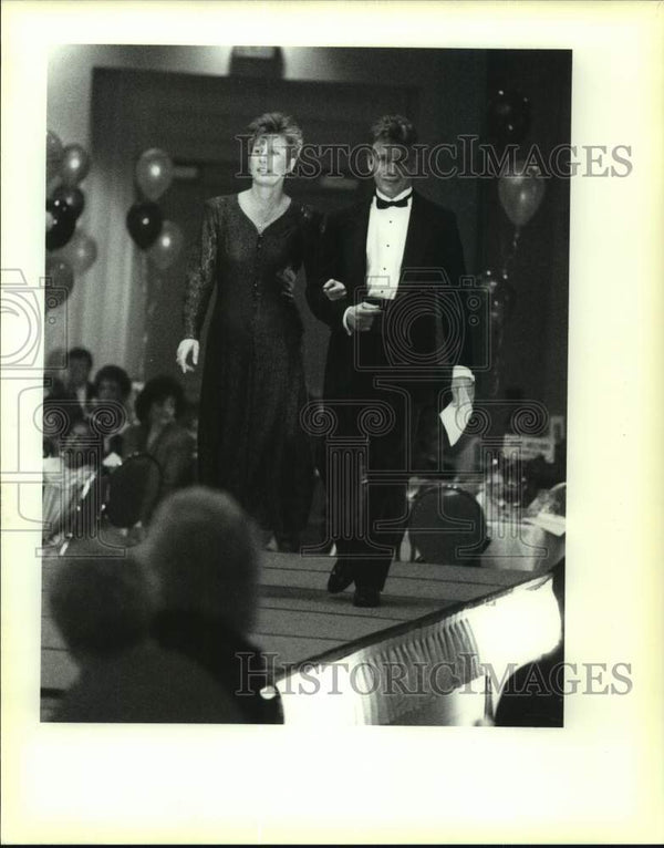 1993 Press Photo Terry Hicks with wife Sandy Hicks during fashion show ...