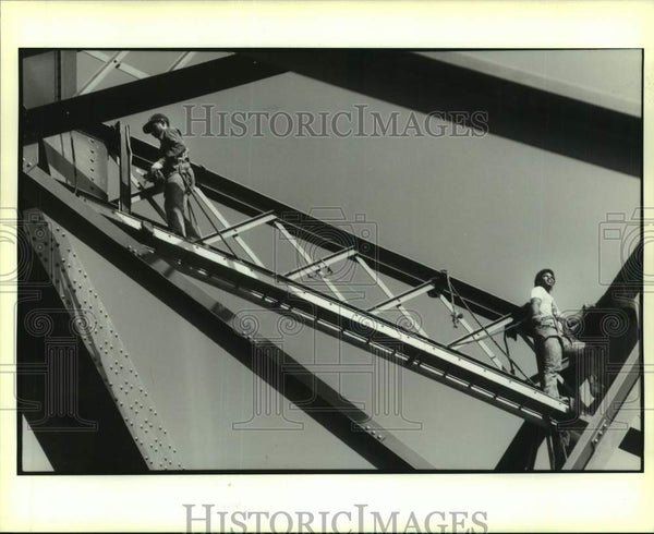 1990 Press Photo Jerry MIles and Harold Sims working on the Huey P. Lo ...