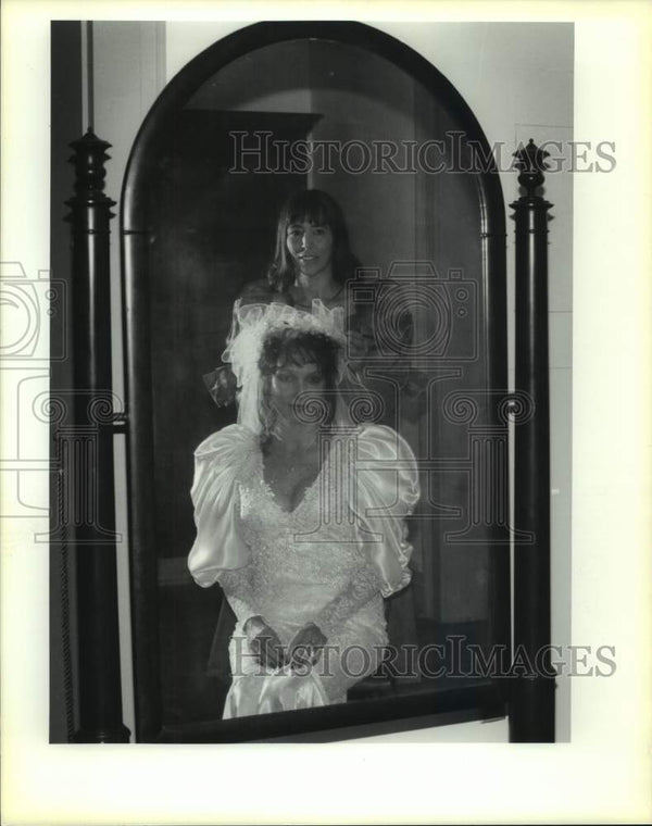 1991 Press Photo Madeline Levatino and her bridesmaid Susan Blythe ...