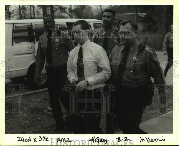 1993 Press Photo Gary Leroux escorted to St. John Parish court house i ...
