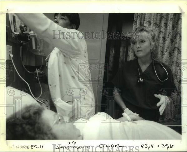 1994 Press Photo Temp nurse Lisa Leonard assisting patient, Rena Simon ...