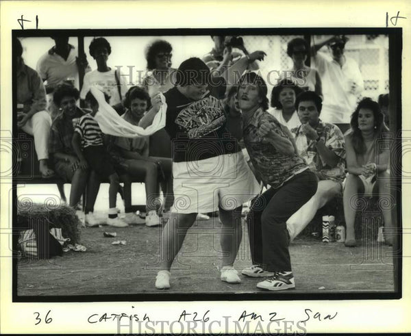 1989 Press Photo Catfish Festival patrons dance under the tent in Des ...