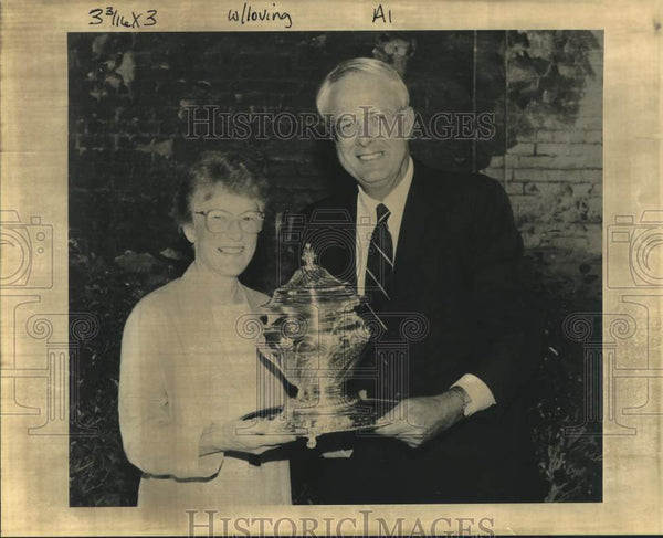 1993 Press Photo Diana Lewis with Ashton Phelps upon receiving her Lov ...