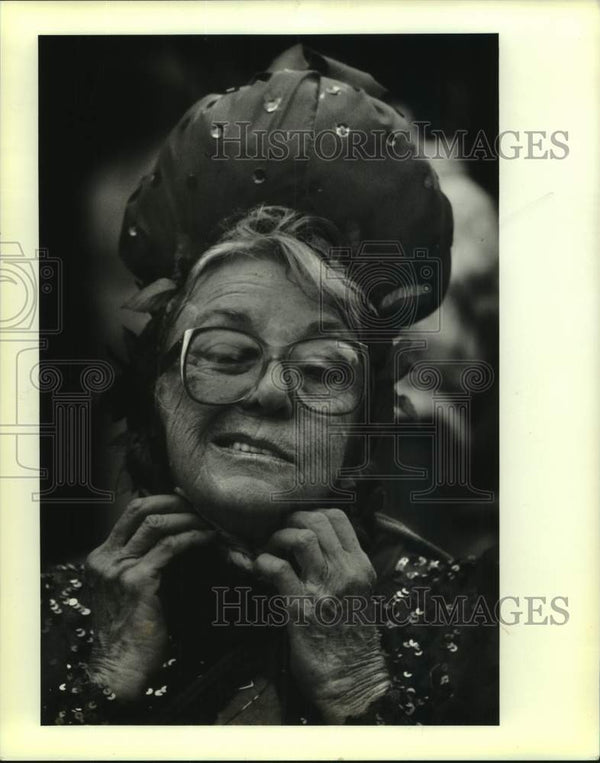 1988 Press Photo Anne Lane wearing her tomato, a crown of sorts ...