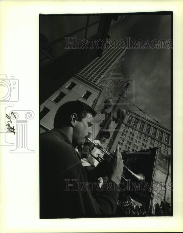 1992 Press Photo Kenny Kerth plays Mardi Gras Mombo as the parade pass ...