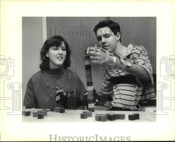 1989 Press Photo Mary LaForge works with Benjamin Cornwell at Ochsner ...