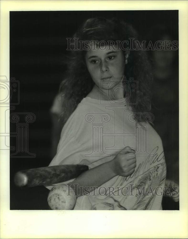 1989 Press Photo Softball - Melanie Kaupp during a drill at Salmen sof ...