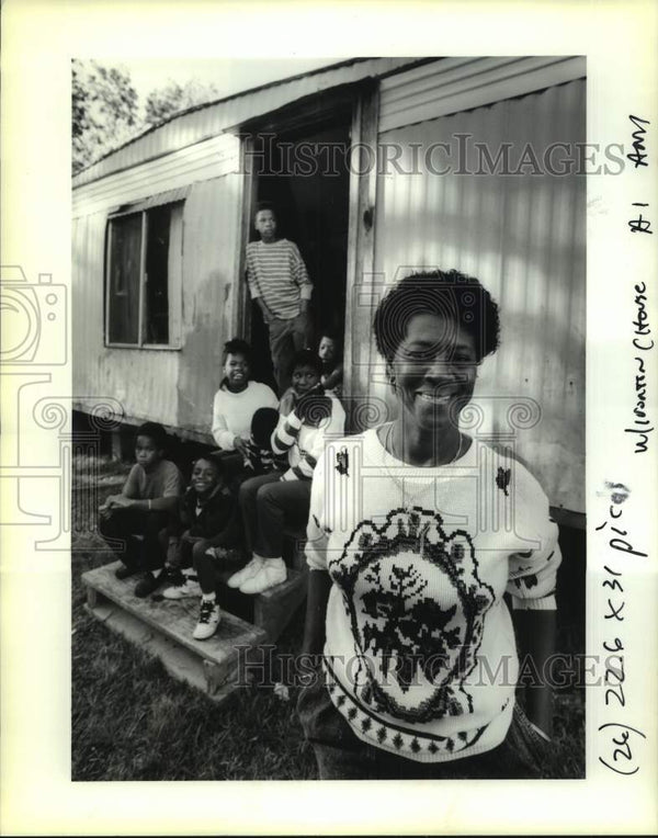1990 Press Photo Pearl Jennifer in front of her old trailer & family i ...