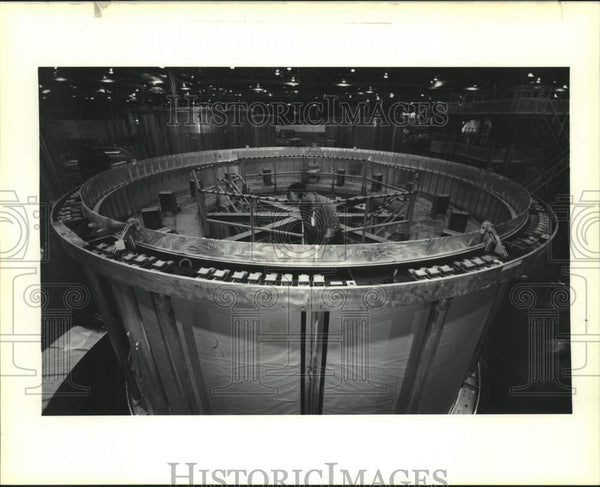 1990 Press Photo Nate Gadison installs a "Z Frame" to a liquid hydroge ...