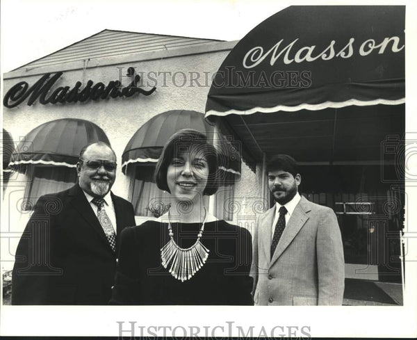 1987 Press Photo Ernie, Debbie & Albert Jr. Masson outside the family ...
