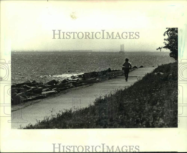 1986 Press Photo Jogger along the Linear Park Bike Path in Kenner ...